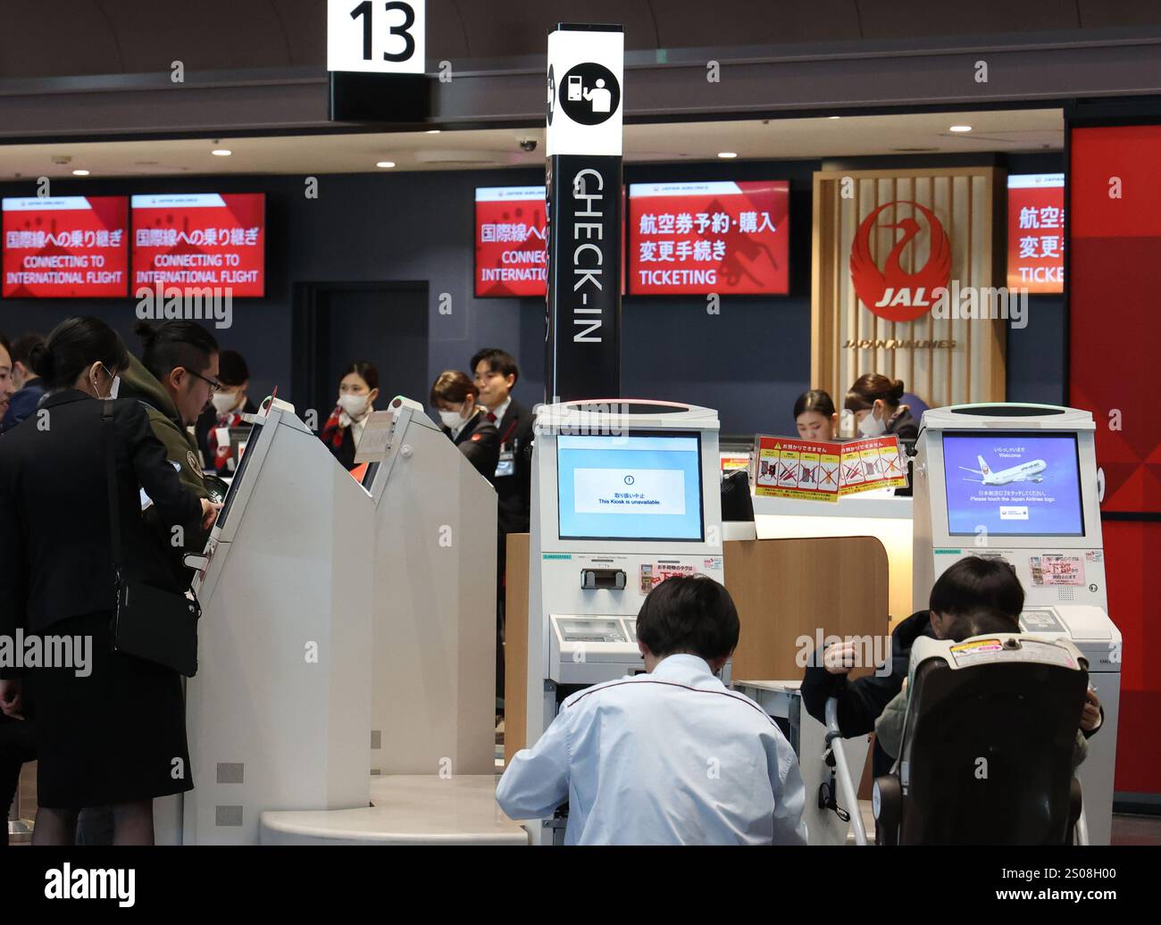 26. Dezember 2024, Tokio, Japan - Ein Mitarbeiter von Japan Airlines ...