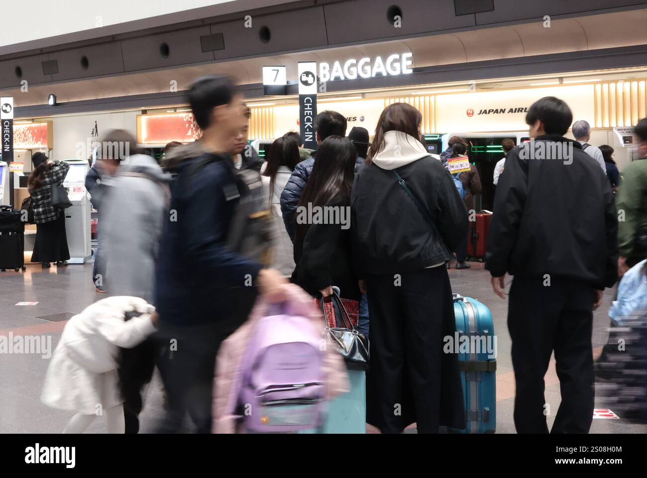 26. Dezember 2024, Tokio, Japan - Tokios Flughafen Haneda ist voll mit ...