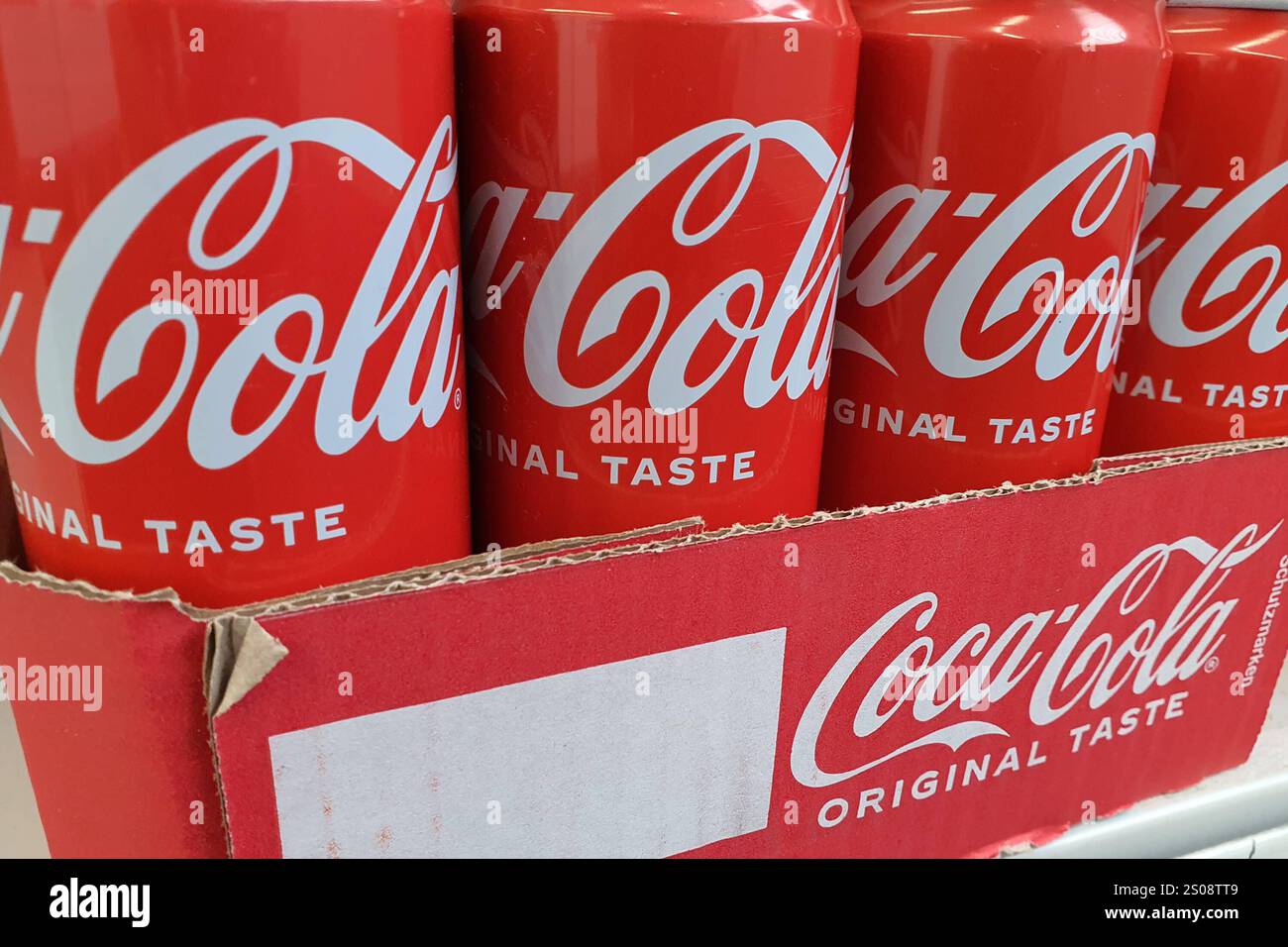 Stockbilder 12/2024 Coca Cola Dosen Hamburg Hamburg Deutschland *** Stockbilder 12 2024 Coca ...