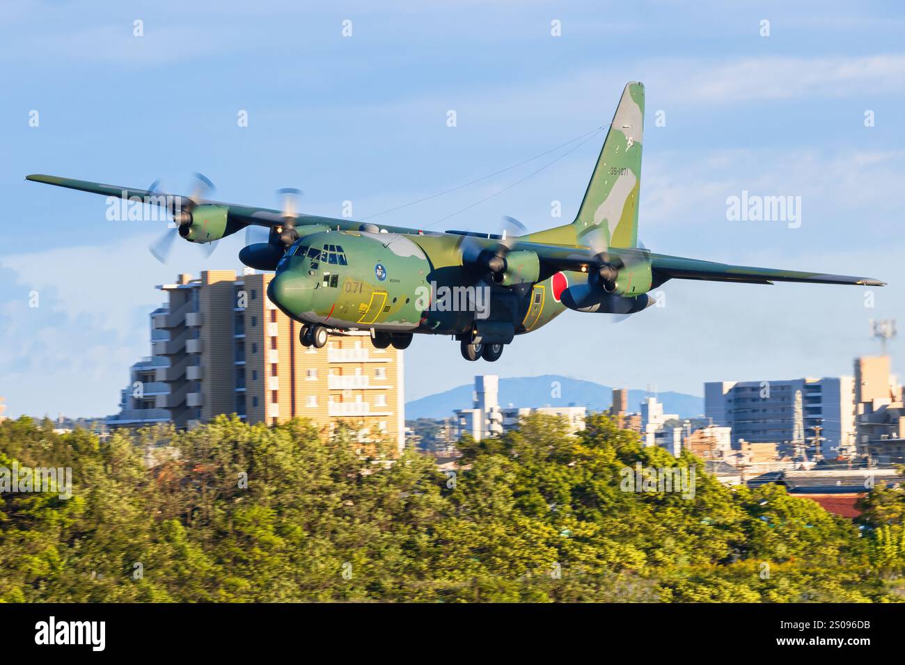 Japan, am 12. November 2024: Lockheed Hercules C-130 auf der Iruma Air ...