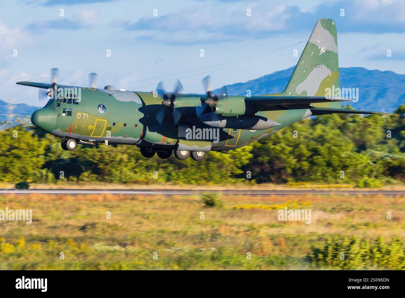 Japan, am 12. November 2024: Lockheed Hercules C-130 auf der Iruma Air ...