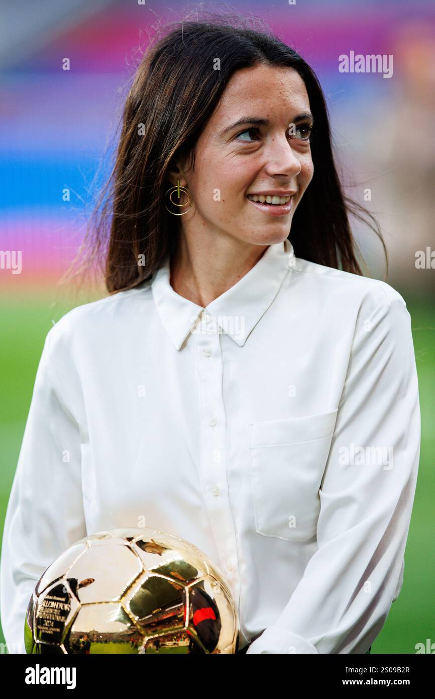 Barcelona, Spanien. November 2024. Aitana Bonmati posiert mit der ...