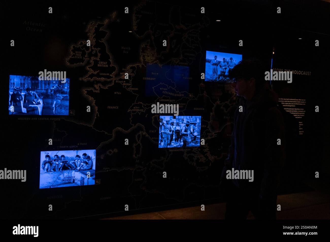 Innenansicht des United States Holocaust Memorial Museum in Washington ...