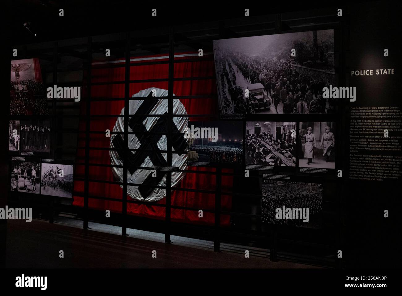 Innenansicht des United States Holocaust Memorial Museum in Washington ...