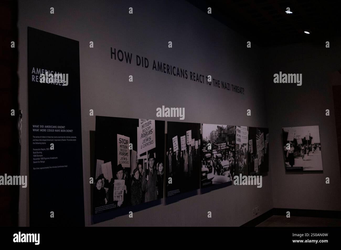 Innenansicht des United States Holocaust Memorial Museum in Washington ...