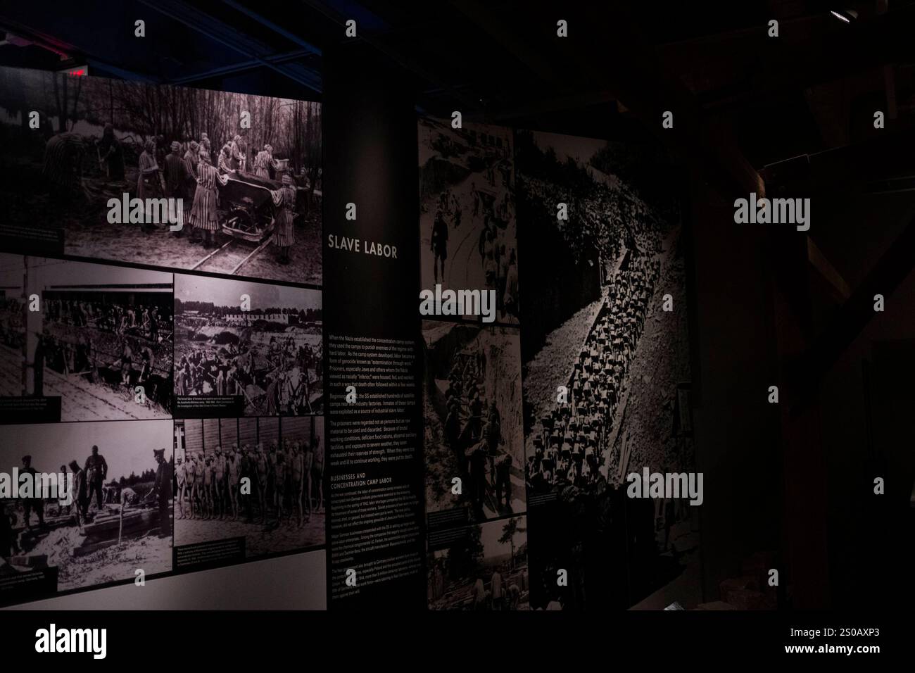 Innenansicht des United States Holocaust Memorial Museum in Washington ...