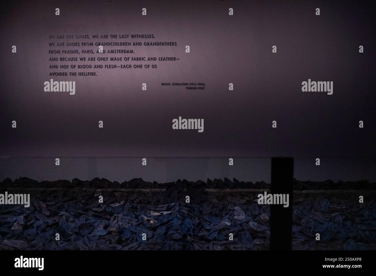 Innenansicht des United States Holocaust Memorial Museum in Washington ...