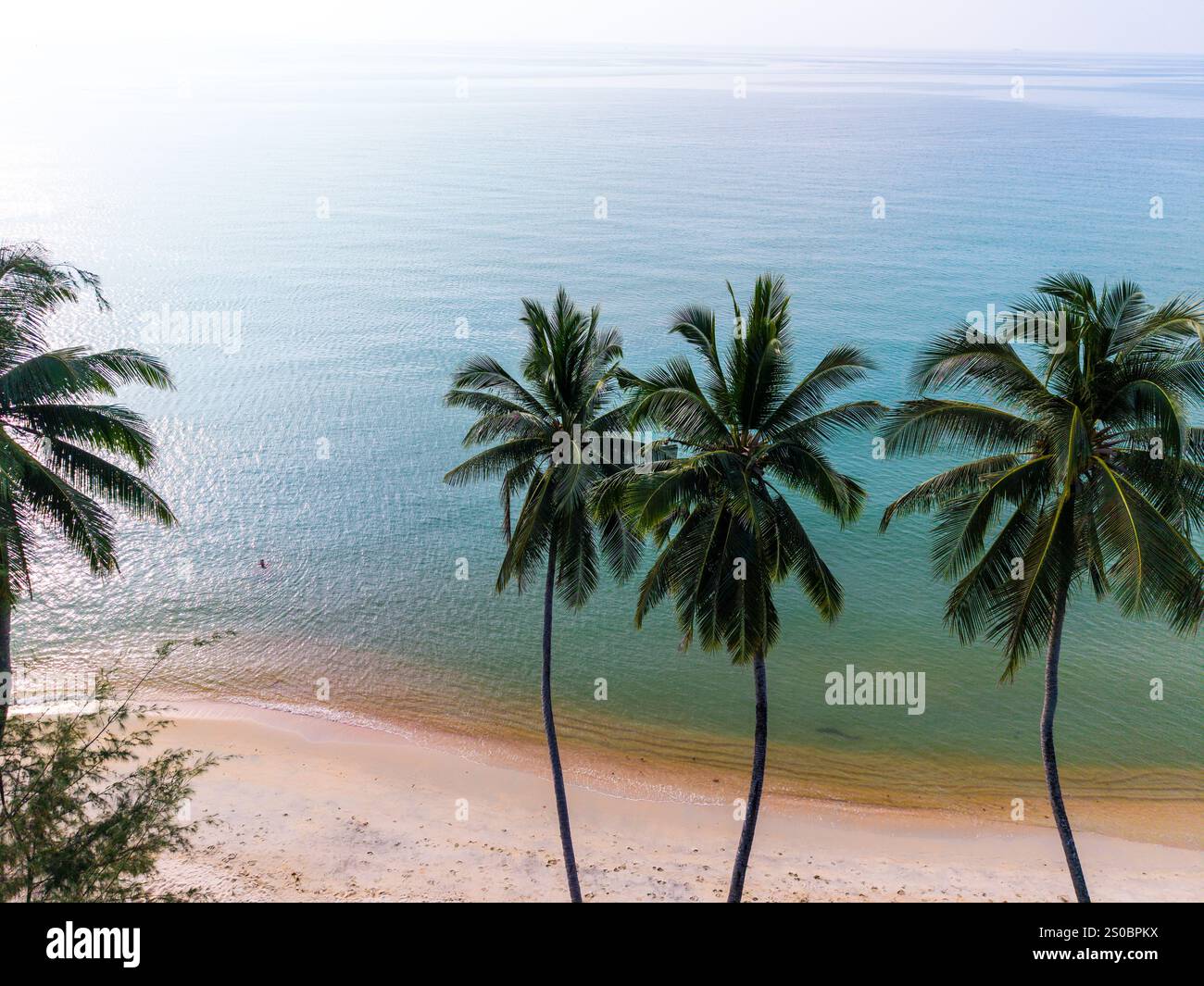 Blick aus der Vogelperspektive auf den Strand Lipa Noi auf der Insel ...