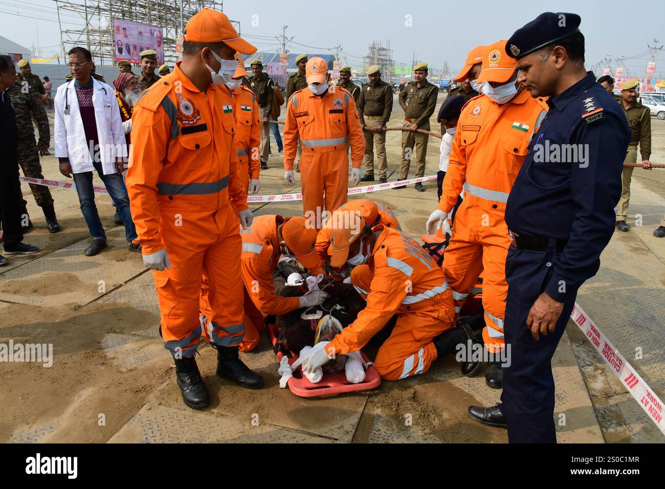 Prayagraj, Uttar Pradesh, Indien. Dezember 2024. Prayagraj: Mela Polizei, Feuerwehr, Ärzte und ...