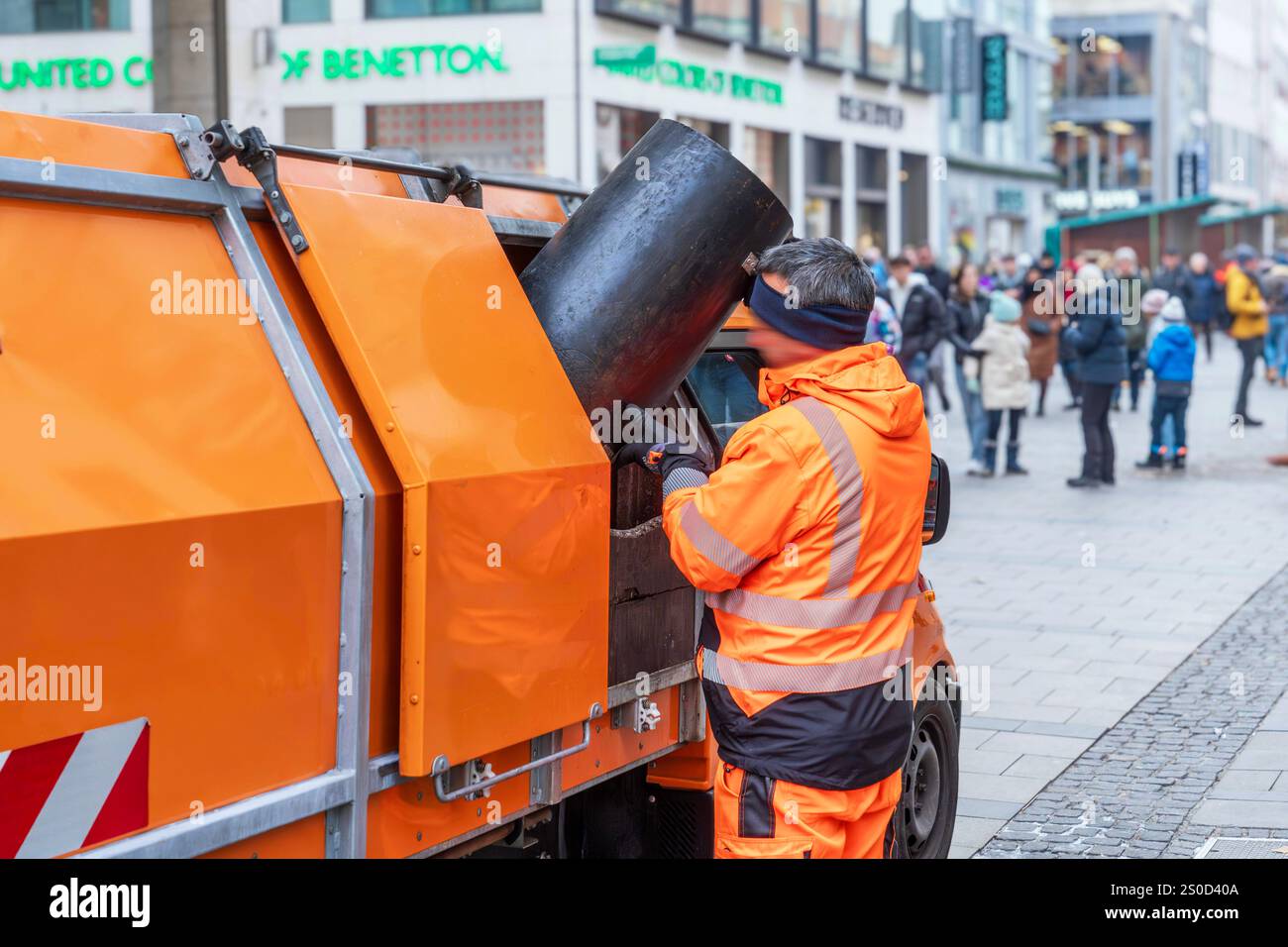 Mtarbeiter der Straßenreinigung helfen die letzten Abfälle des ...