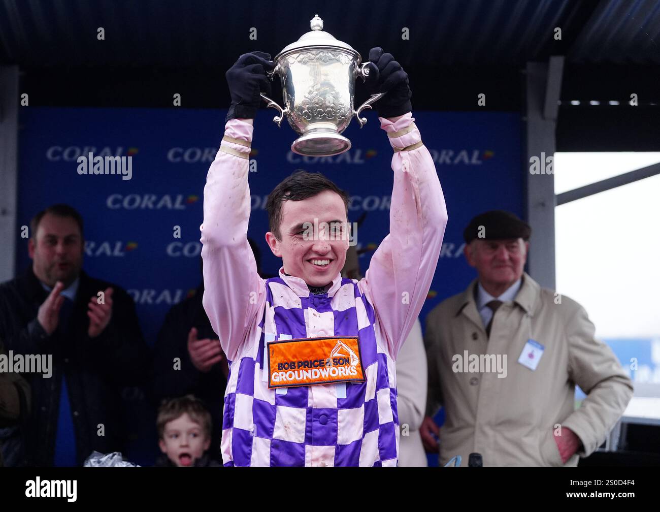 Jockey Charlie Hammond posiert für ein Foto mit der Trophäe, nachdem er ...
