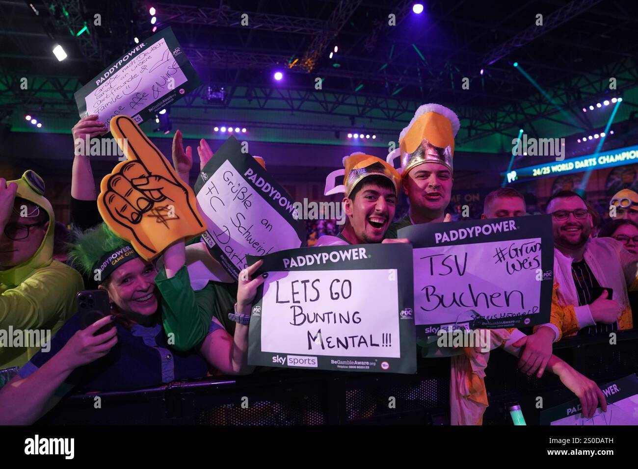 Fans in schickem Gewand am 10. Tag der Paddy Power World Darts ...