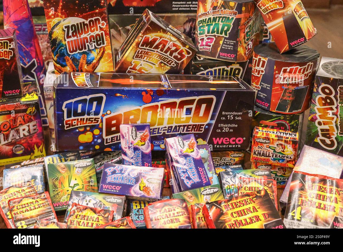 Feuerwerk Verkauf 2024 Gekaufte Feuerwerk Artikel / Pyro Sortiment für ... Feuerwerk Verkauf 2024 Gekaufte Feuerwerk Artikel / Pyro Sortiment für ...