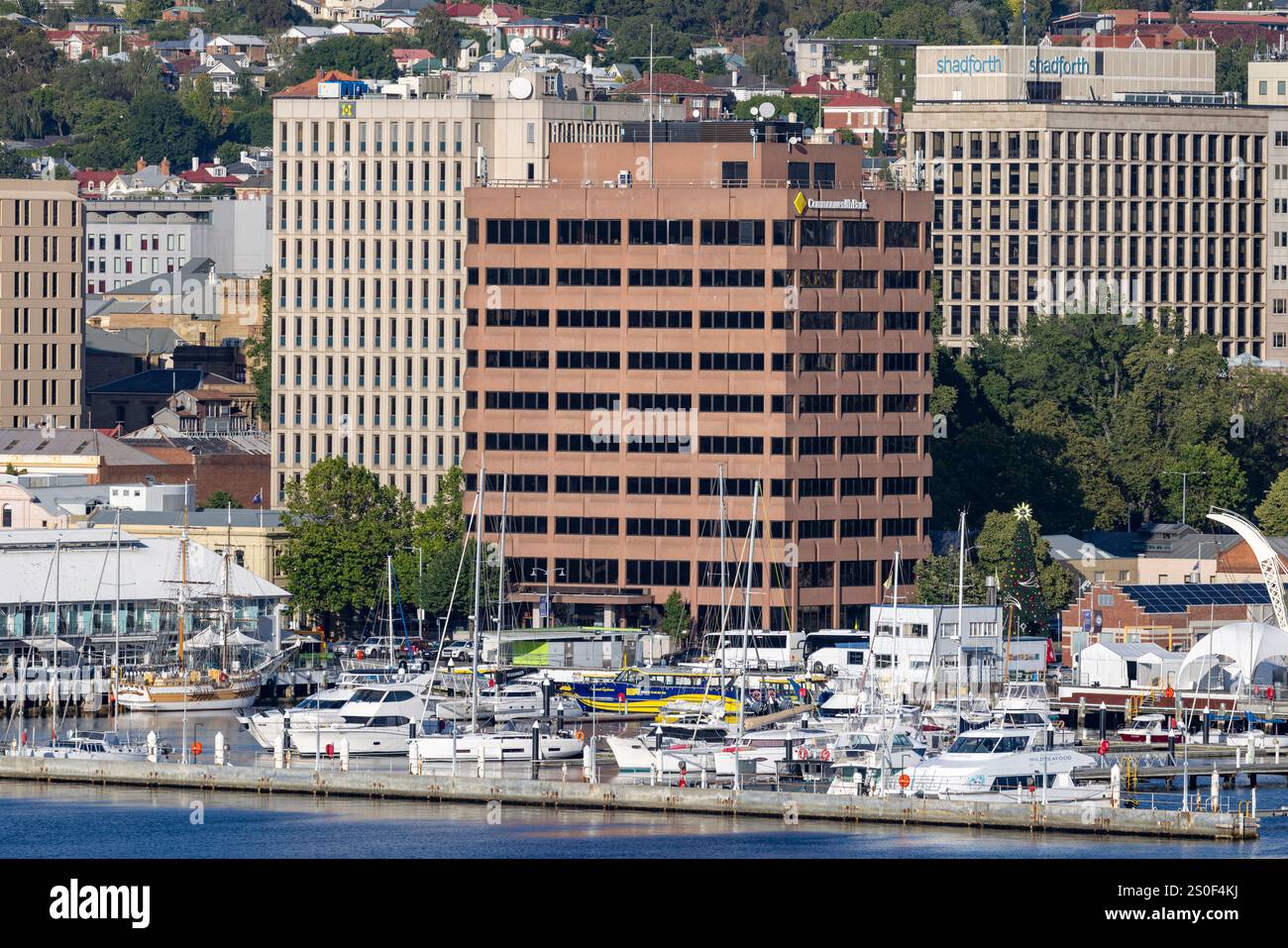 Hobart City Waterfront mit Booten im Victoria Dock und Commonwealth ...