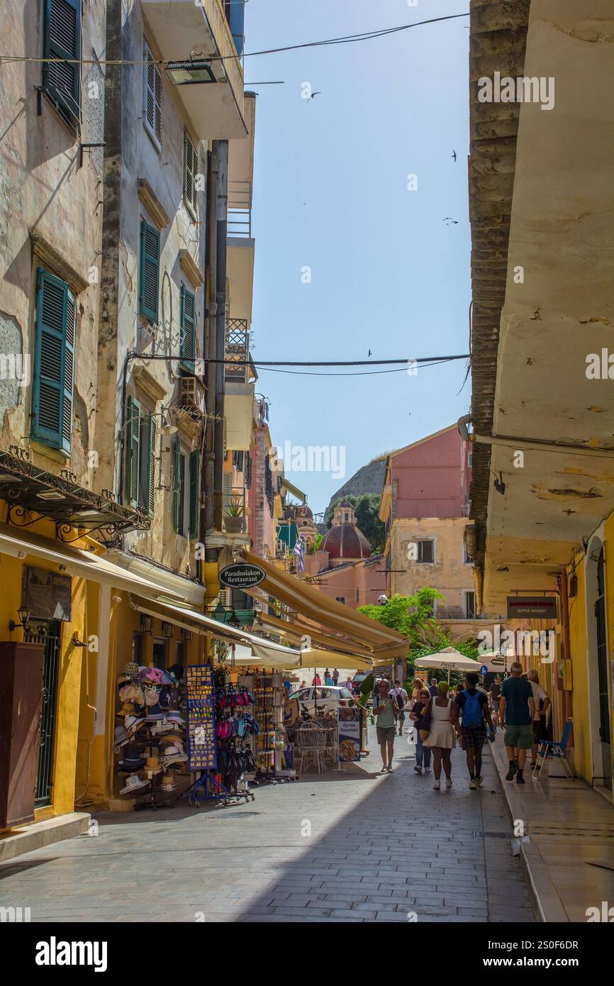 Korfu, Griechenland - 6. Juni 2024. Dionisiou Solomou Straße im ...