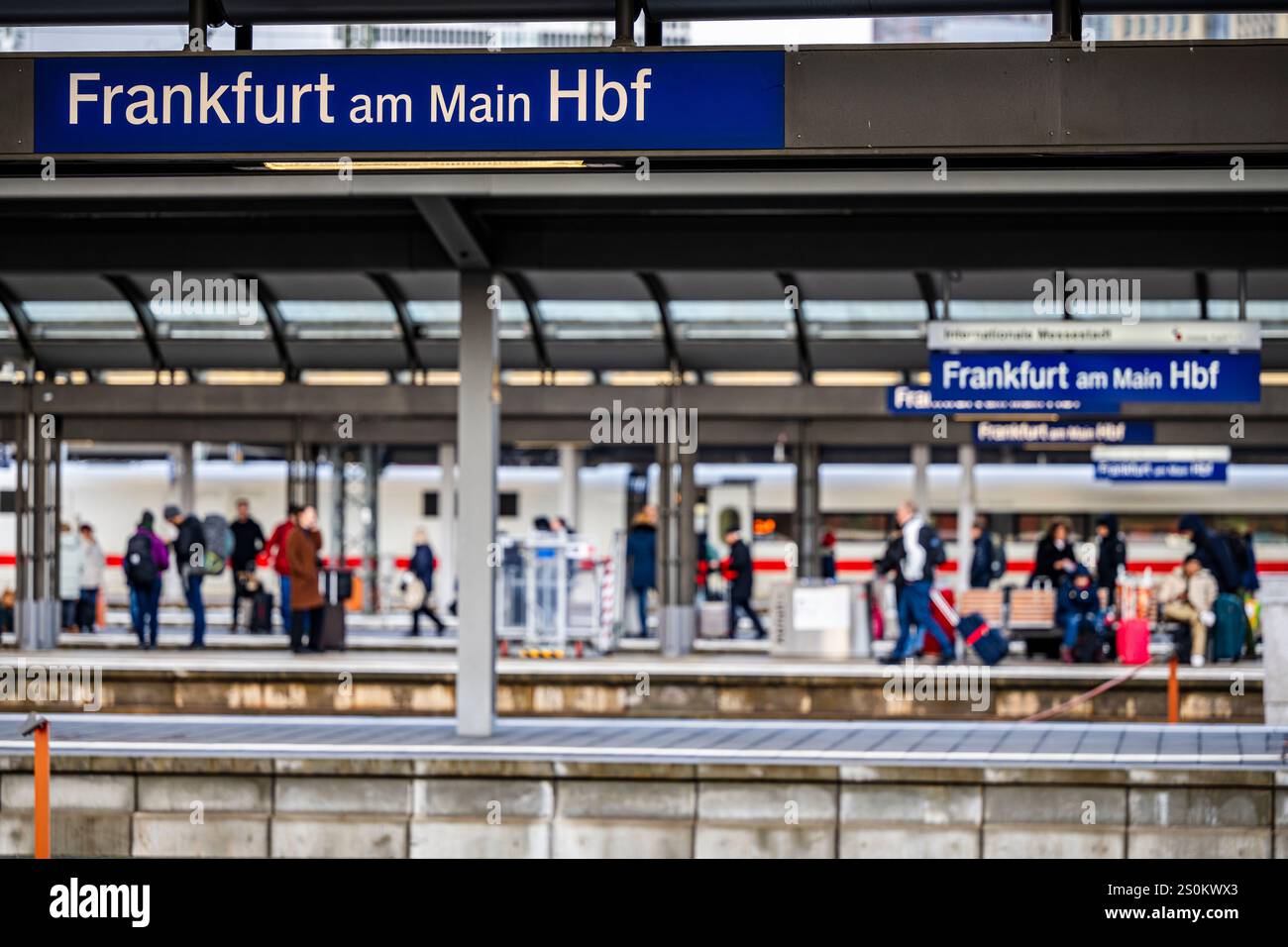 Frankfurt am Main, Deutschland - 22. Dezember 2024: Passagiere auf dem Bahnsteig des Frankfurter ...