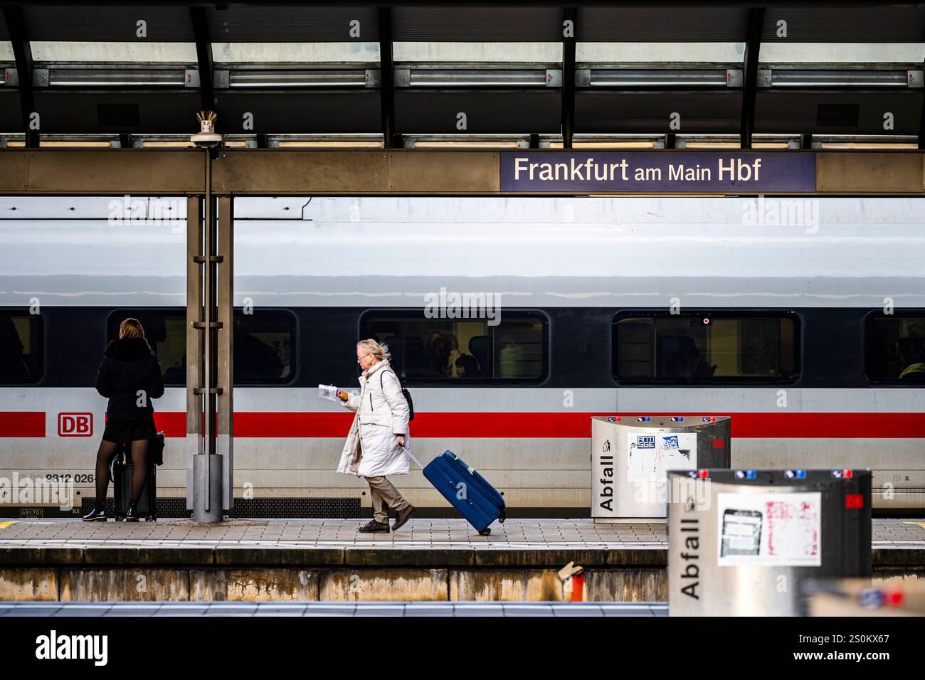 Frankfurt am Main, Deutschland - 22. Dezember 2024: Passagiere auf dem Bahnsteig des Frankfurter ...