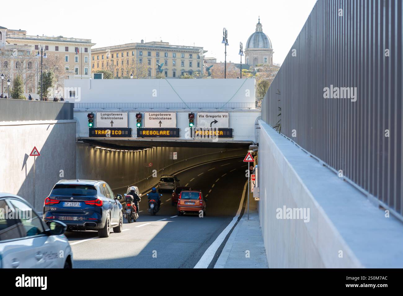 Der Verkehr verschwindet in der neuen Erweiterung des Tunnels, der ...