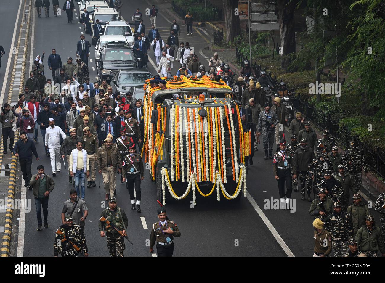 NEW DELHI, INDIEN - 28. DEZEMBER: Ein Konvoi mit den sterblichen ...