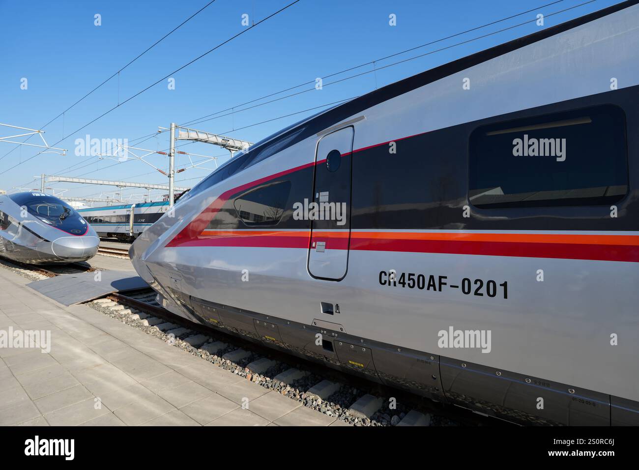 Peking, China. Dezember 2024. Dieses Foto zeigt einen CR450AF (R) und einen CR450BF ...