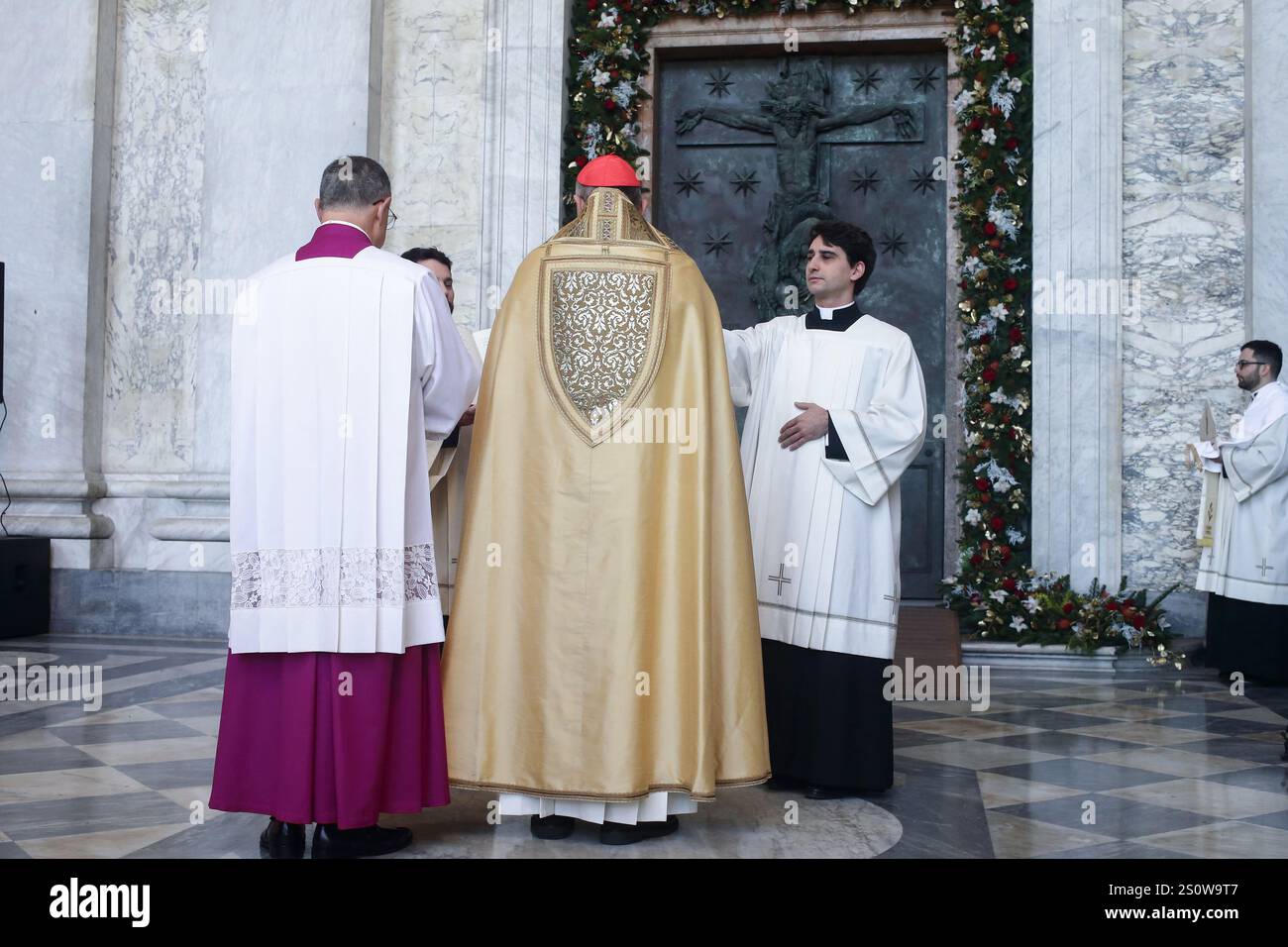 Kardinal Baldassare Reina öffnet die Heilige Pforte des Heiligen ...