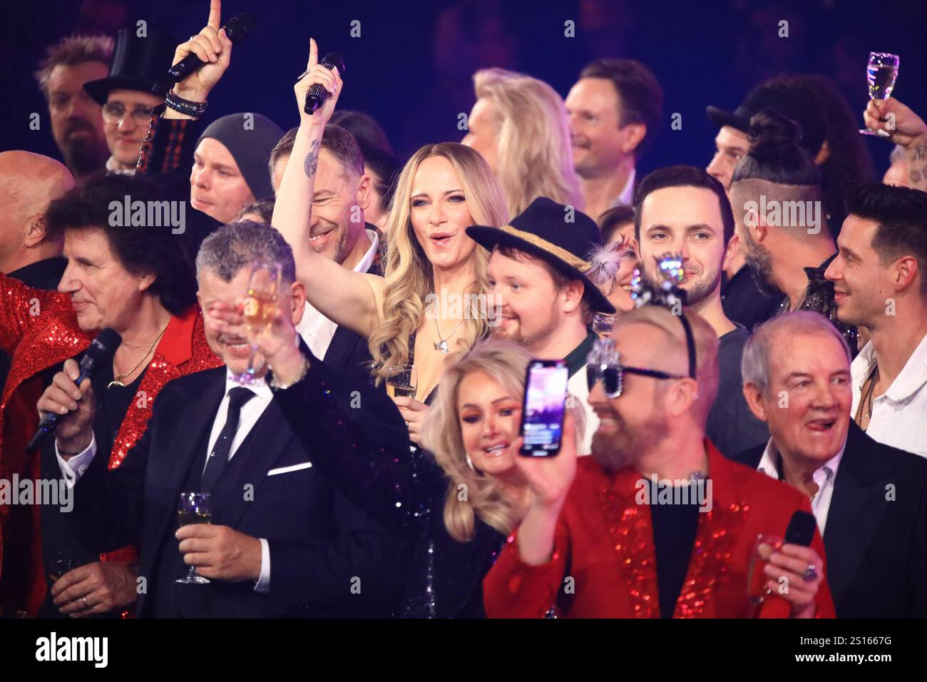 Silvester-Schlagerbooom 2025 live - die Wunderlichtershow München, 31.12.2024 Pia Malo bei der ...