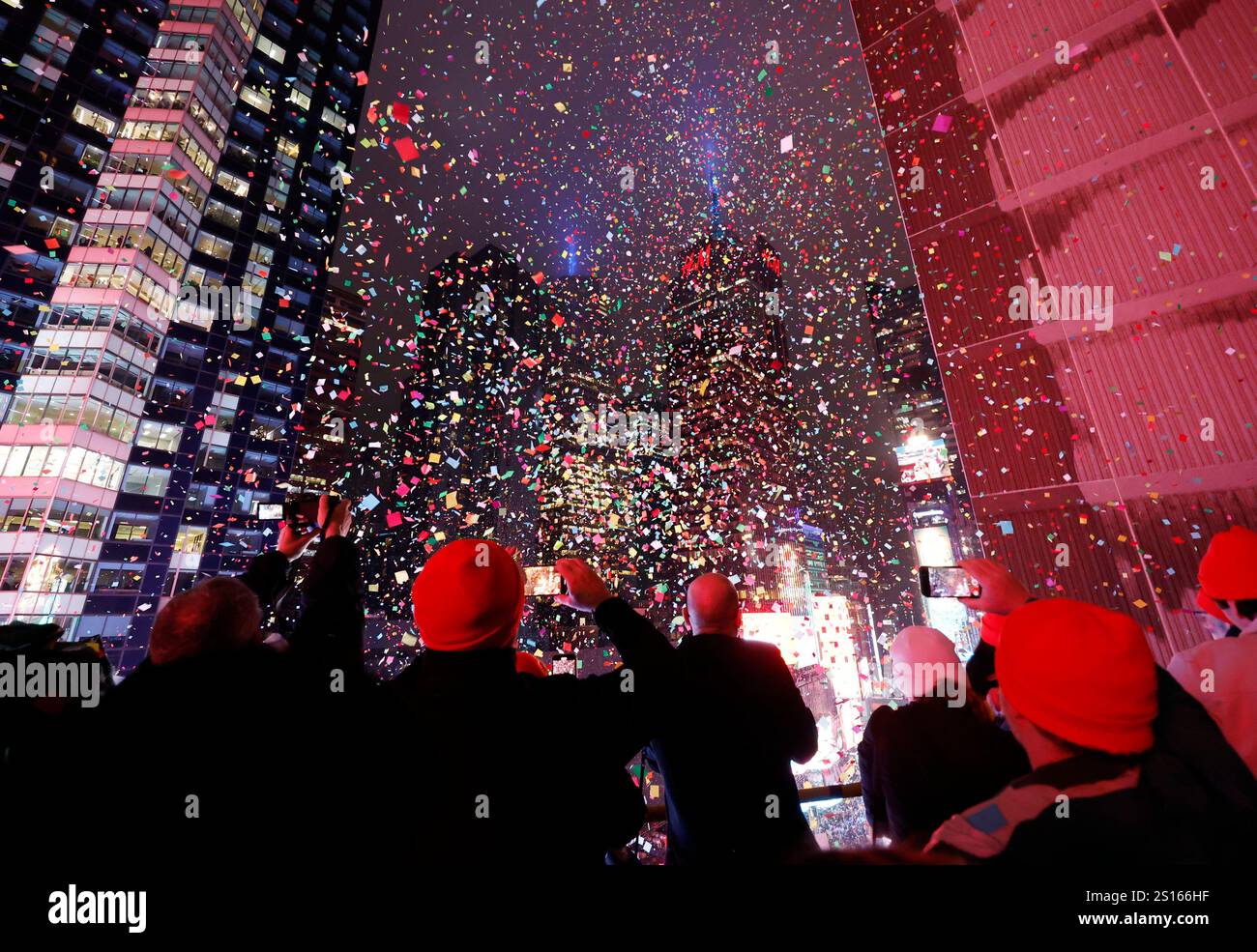 New York, Usa. Januar 2025. Konfetti wird um Mitternacht vom New York ...