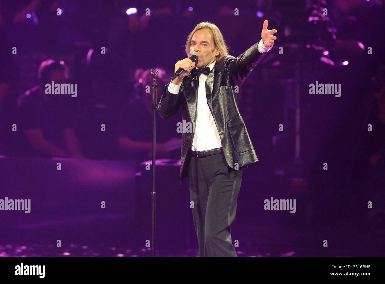 Silvester-Schlagerboom 2025 die Wunderlichtershow Tim Wilhelm von der Band Münchner Freiheit ...