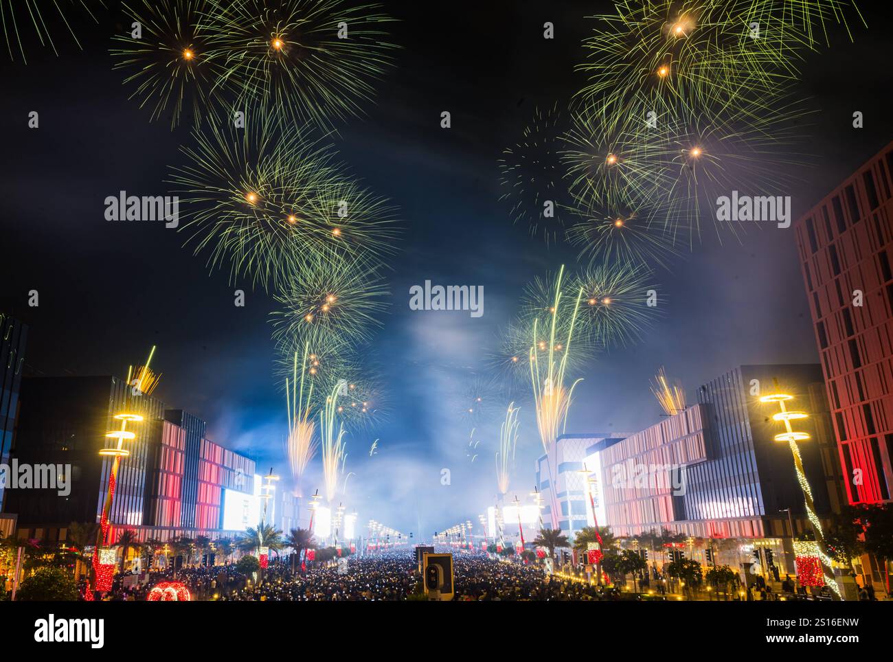 NEUJAHRSFEIERN IN DOHA Feuerwerk und Drohnenshow erhellen den ...