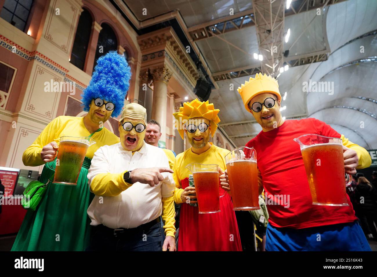 Fans verkleiden sich als Charaktere aus „The Simpsons“ am 14. Tag der ...