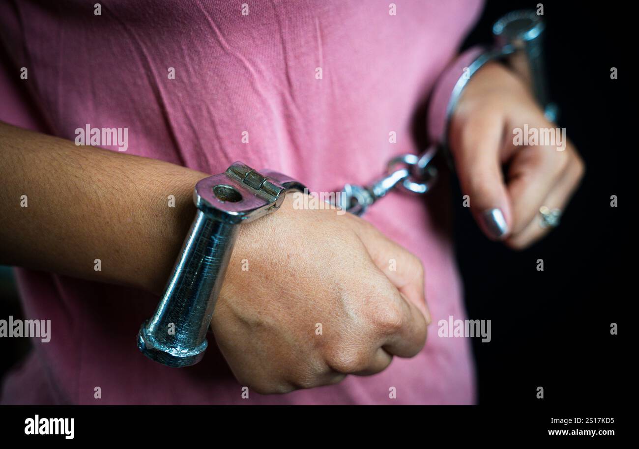 Hands young woman in handcuffs -Fotos und -Bildmaterial in hoher ...