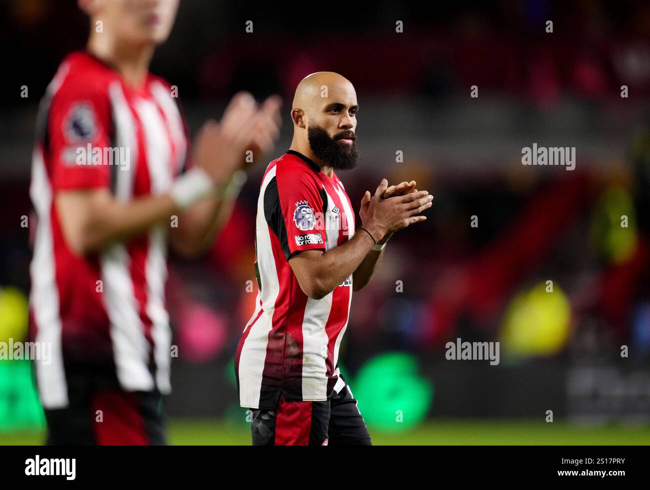 Brentfords Bryan Mbeumo würdigt die Zuschauer beim letzten Pfiff nach ...