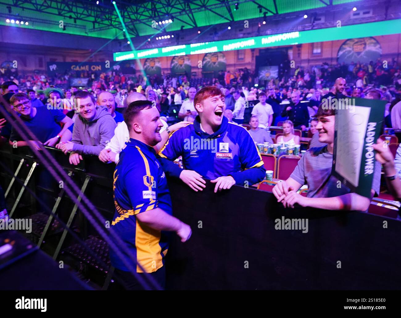 Luke Litttler feiert mit Morgan „angryginge“ Burtwistle den Sieg nach ...