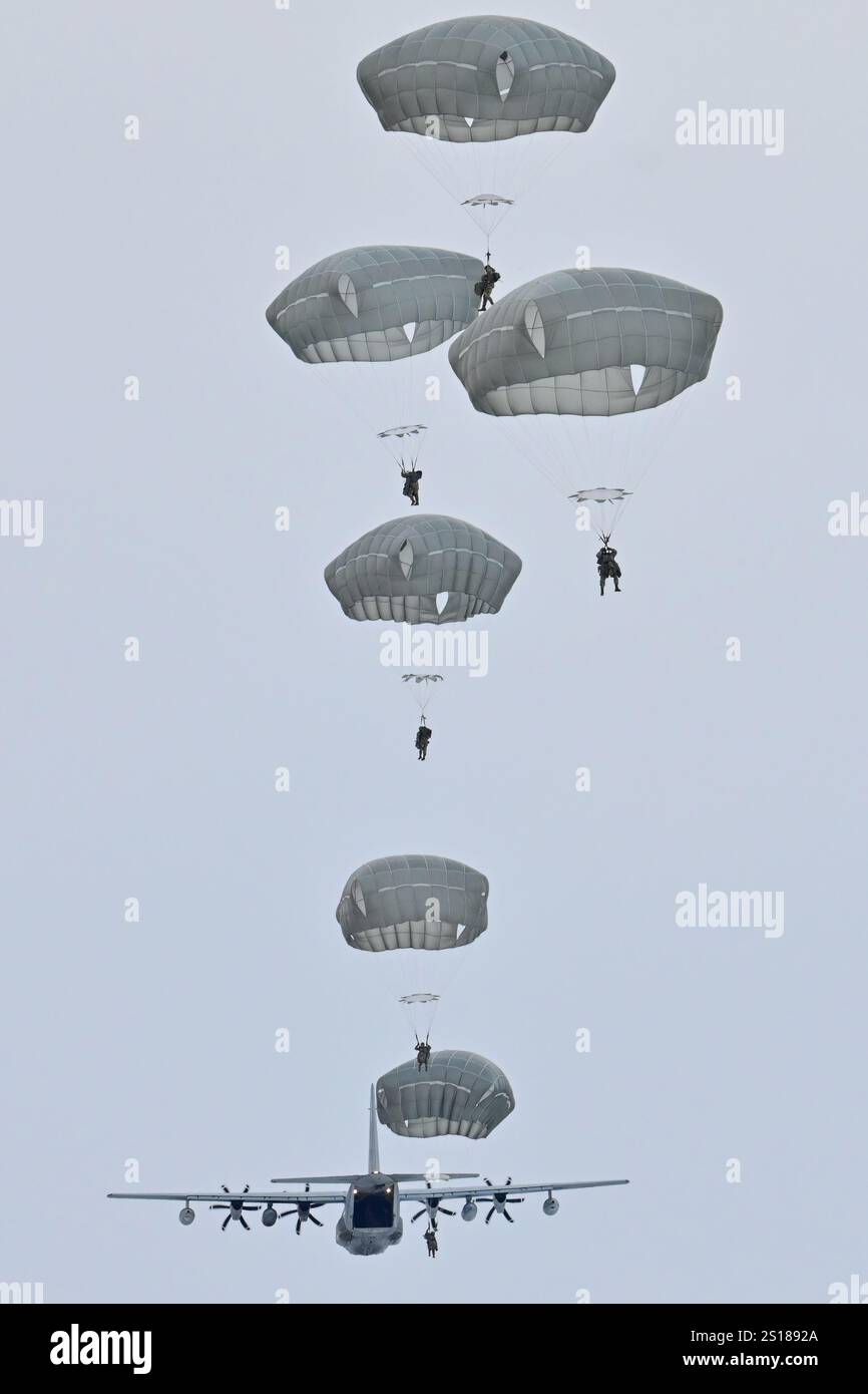 Fallschirmjäger des 2. Infanterie Brigade Combat Teams (Airborne), 11. Airborne Division ...