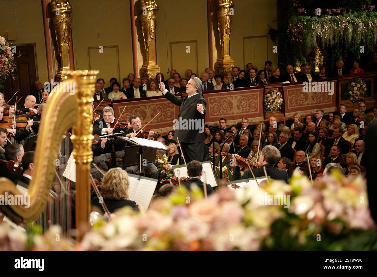 Das Neujahrskonzert der Wiener Philharmoniker 2025 unter der Leitung ...