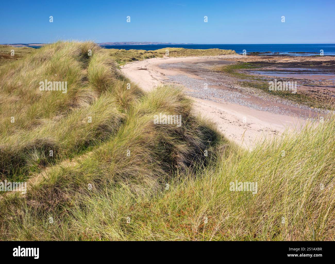 Blick im Sommer auf Coves Haven auf der Heiligen Insel Lindisfarne in ...