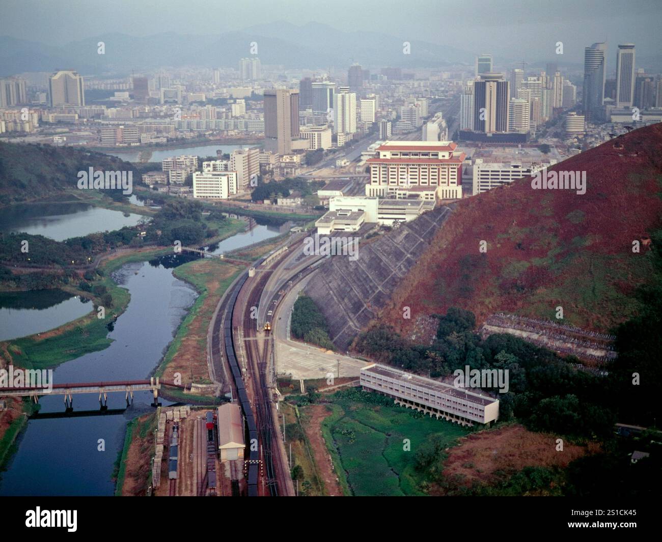Blick aus der Vogelperspektive nach Norden auf die Kowloon Canton ...