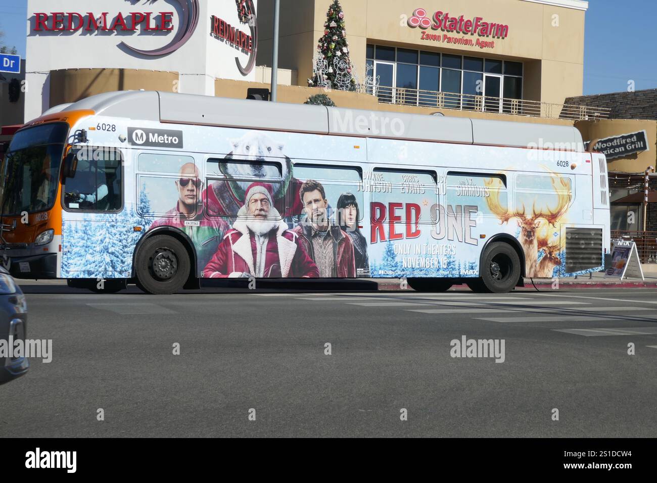 Los Angeles, Kalifornien, USA 2. Januar 2025 Red One Bus mit Dwayne ...