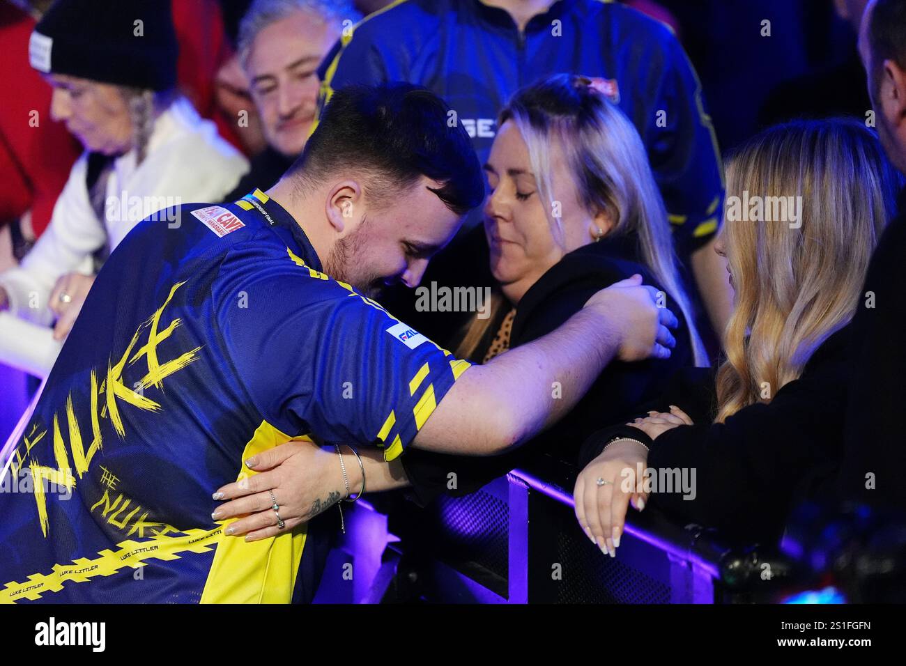 Luke Litttler's umarmt seine Mutter Lisa vor dem Finale der Paddy Power ...