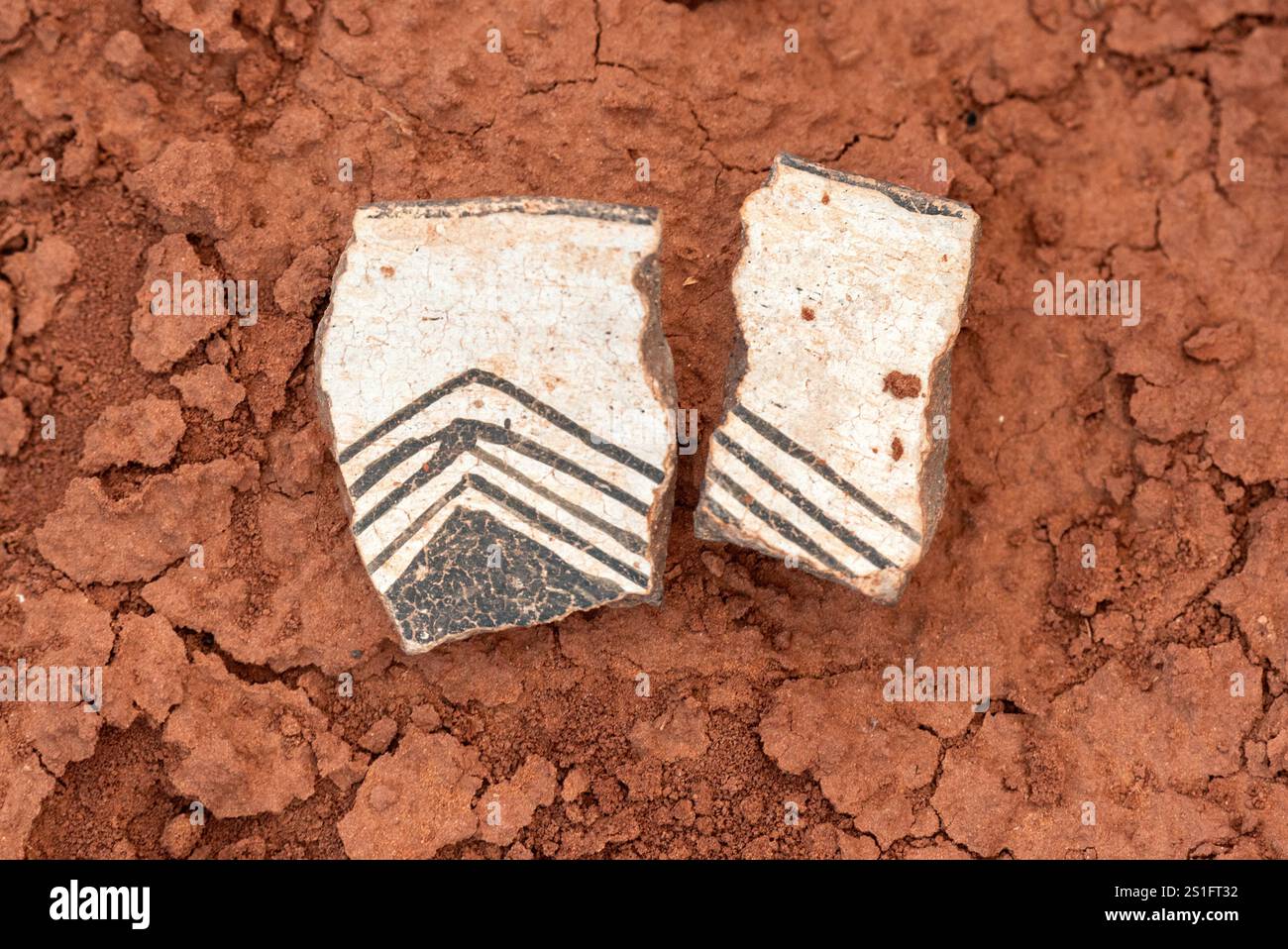 Pottery shard -Fotos und -Bildmaterial in hoher Auflösung – Alamy