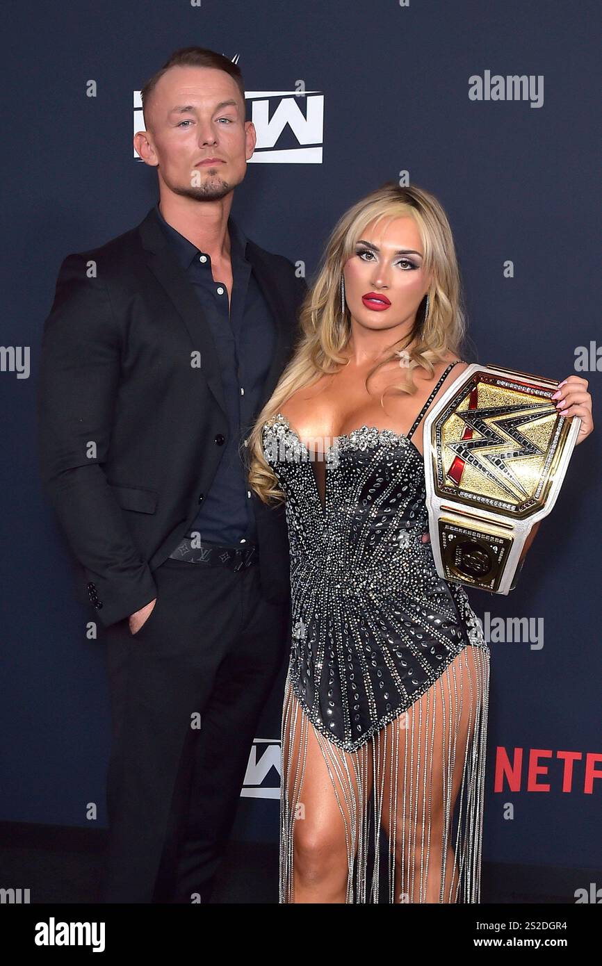 Ludwig Kaiser und Tiffany Stratton bei der Premiere der Wrestling Show WWE Monday Night RAW auf ...