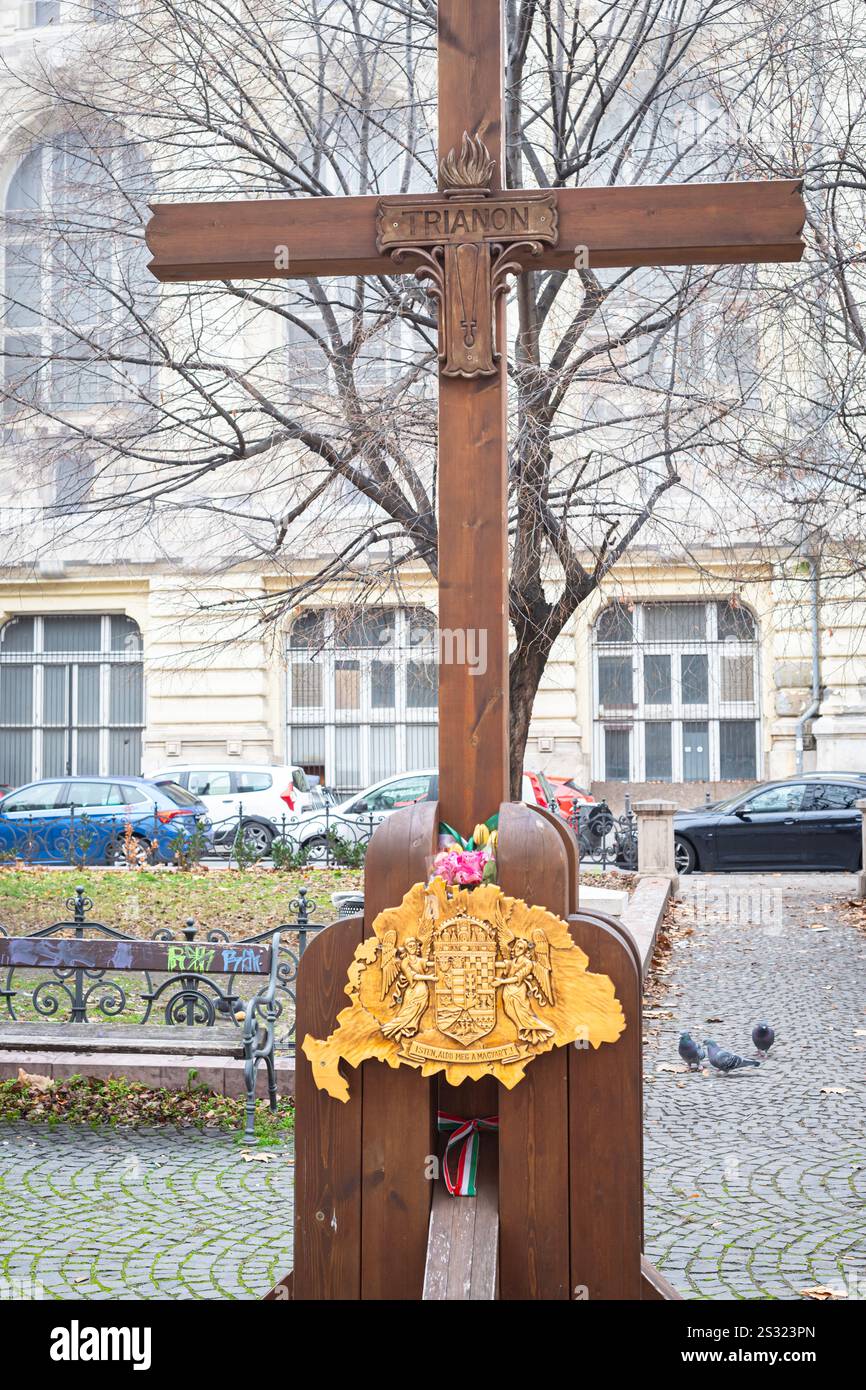 Gedenkstätte für den Vertrag von Trianon mit einem Kreuz und der Karte ...