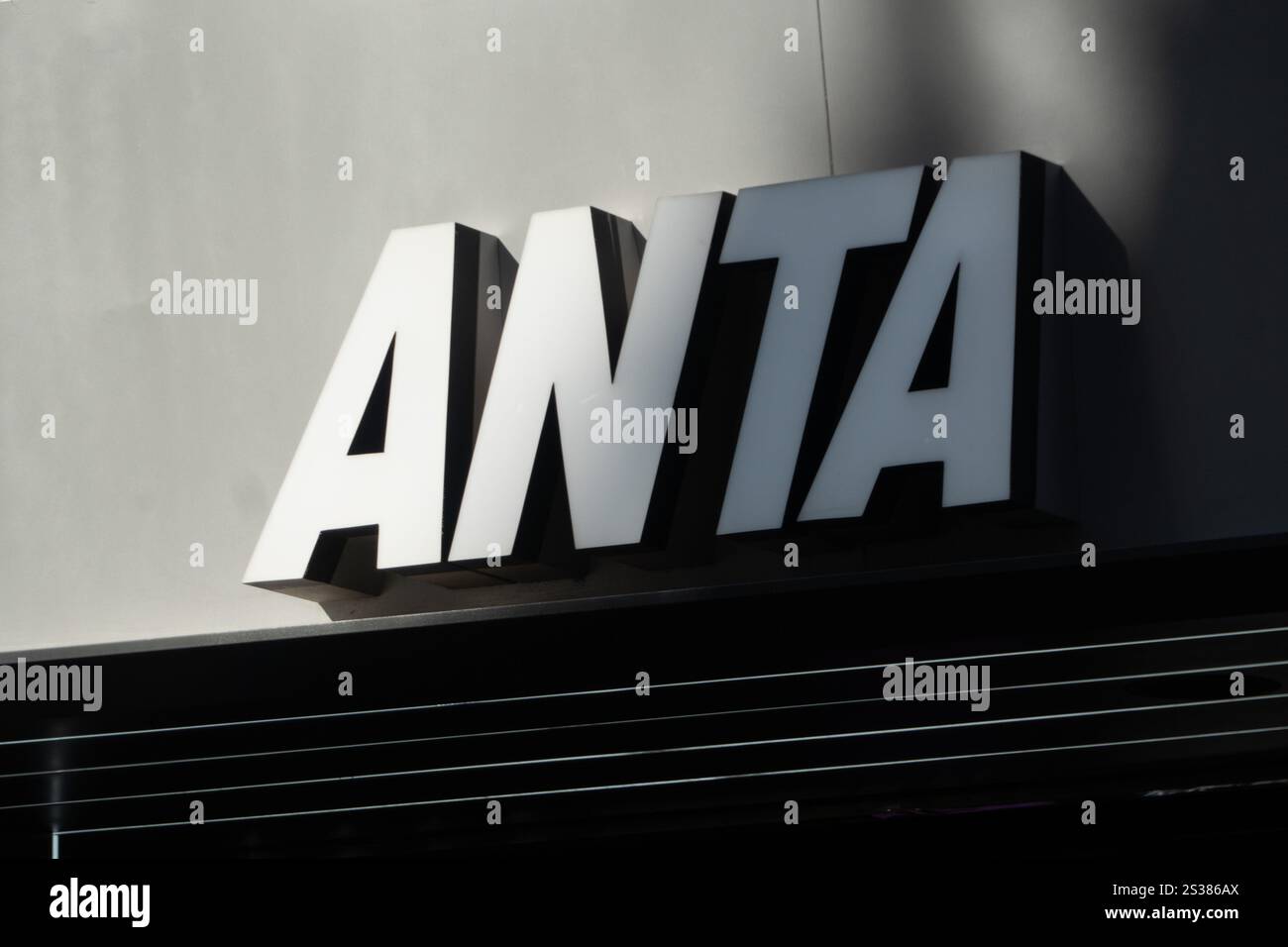 SHANGHAI, CHINA - 9. JANUAR 2025 - der ANTA Flagship Store an der ...