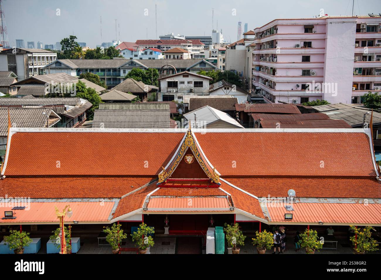 Ein Blick auf Wat Intharawihan mit Thewet City in Bangkok in Thailand ...
