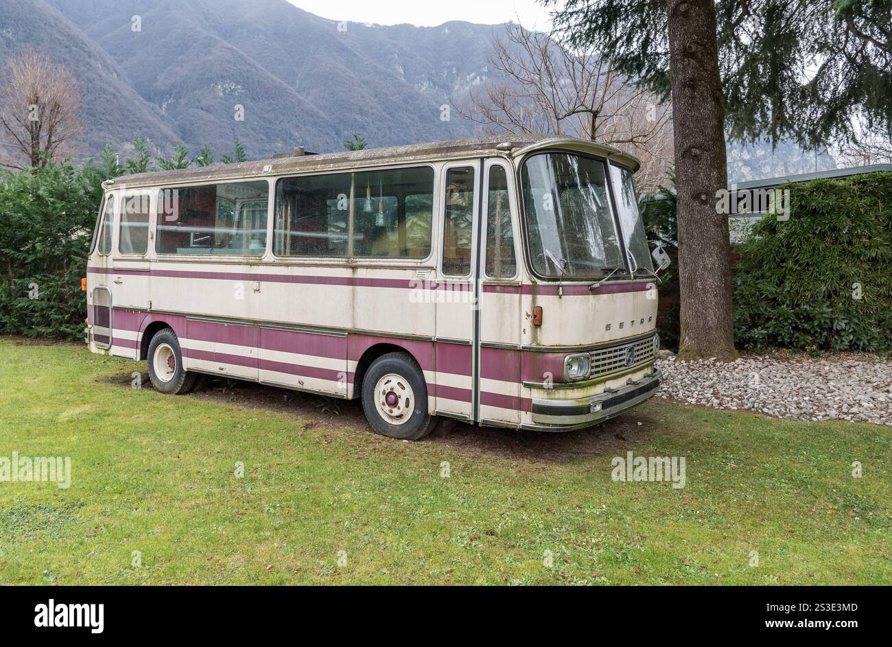 Lugano, Tessin, Schweiz - 21. Dezember 2024: Alter Setra S 80-Bus von ...