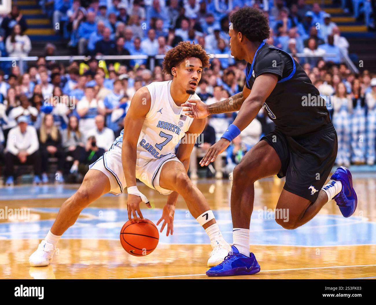 7. Januar 2025: North Carolina Junior Seth Trimble (7) dribbelt vor ...