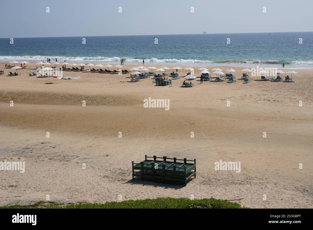 Indien IND, 20241231, Blick auf ein Containerschiff, Kerala, Vizhinjam ...