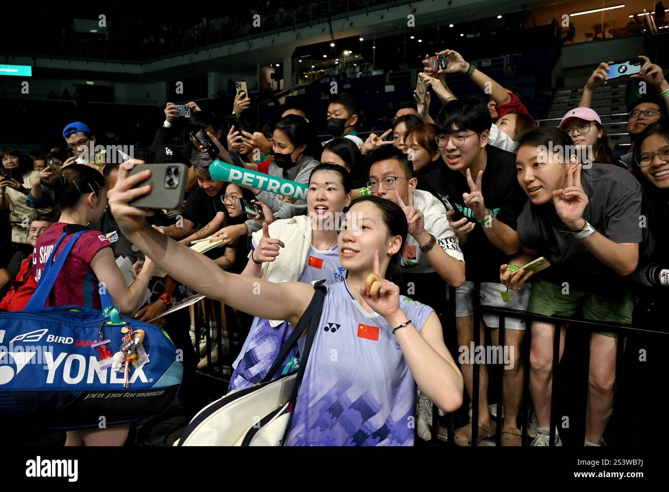 Kuala Lumpur, Malaysia. Januar 2025. Li Yijing (vorne)/Luo Xumin (China) machen Selfies mit Fans ...