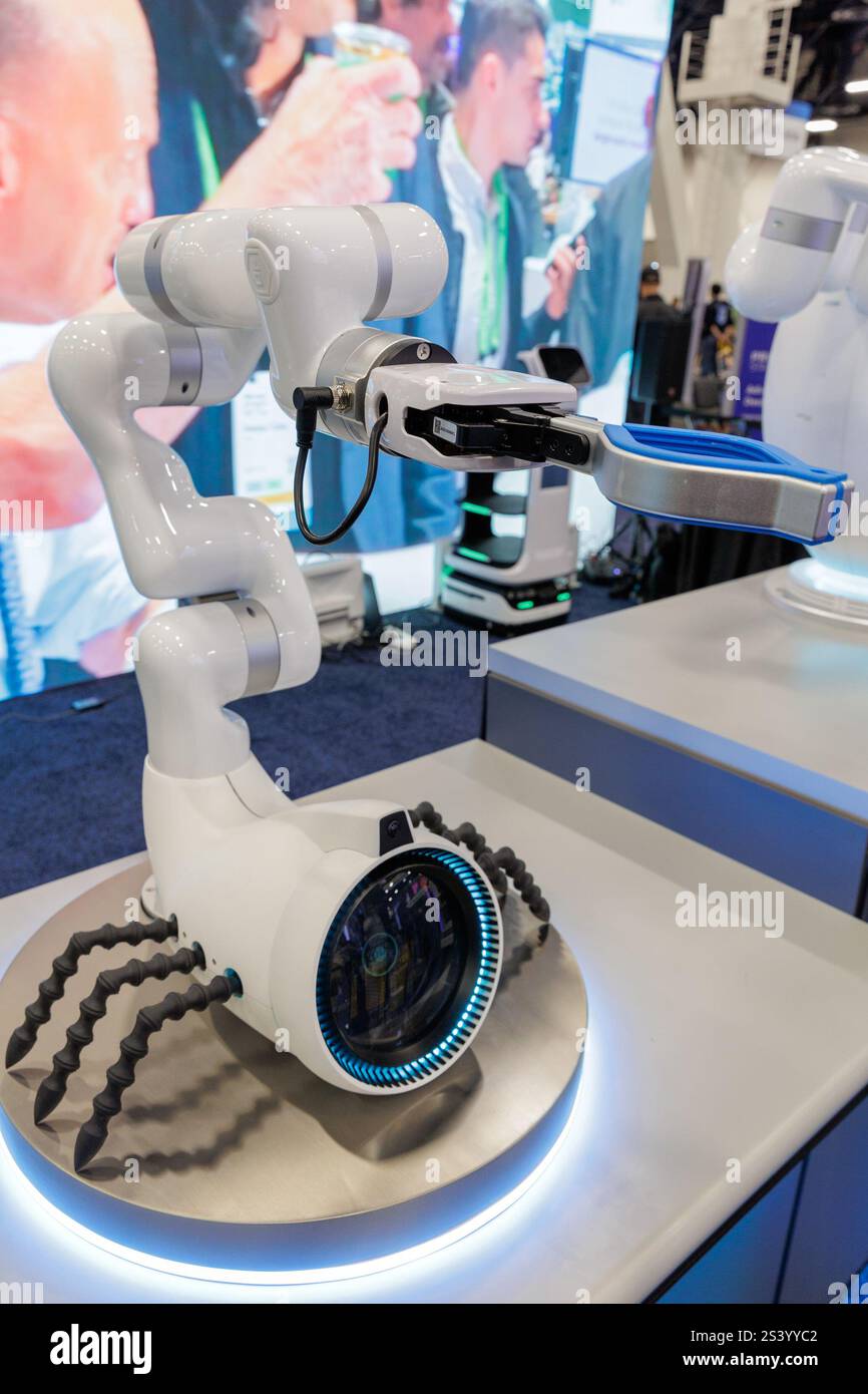 Skorpion, ein robotischer Barkeeper von Richtech Robotics, auf der CES 2025 in Las Vegas am 10 ...