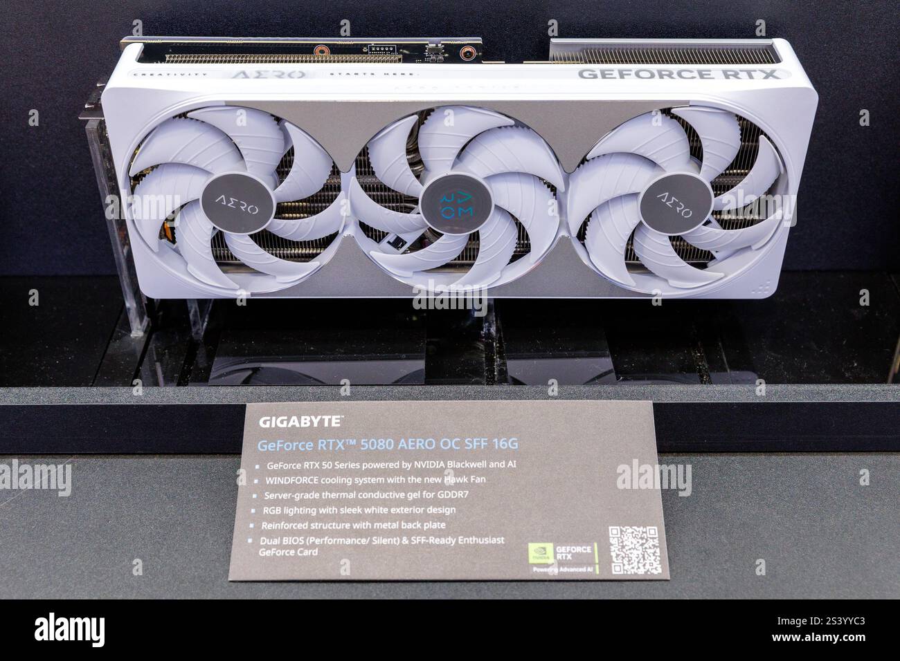 Eine GeForce RTX 5080 Aero OC SFF 16G-Videokarte, die von NVIDIA ...